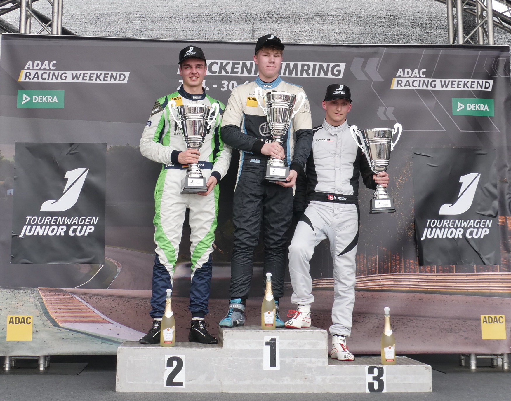 LEON ARNDT SCHLÄGT LINUS HAHNE IN PACKENDEM FINISH | ADAC Tourenwagen Junior Cup